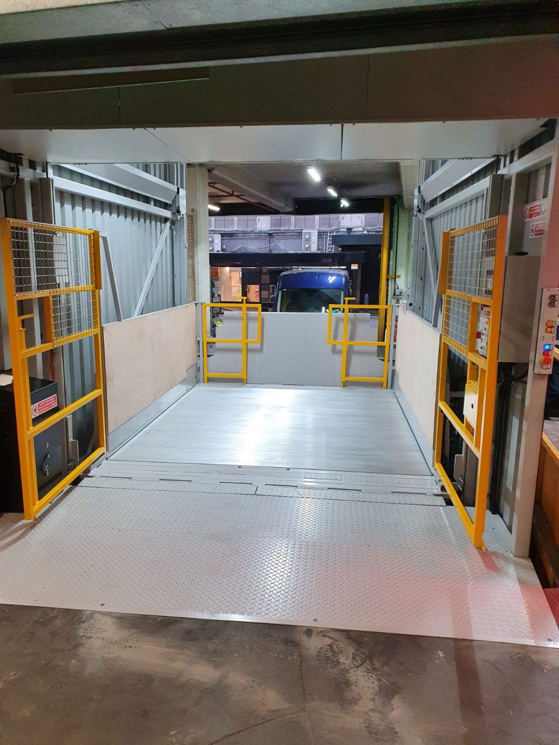 Vehicle Dock Lifts | Transdek Modular Loading Solutions